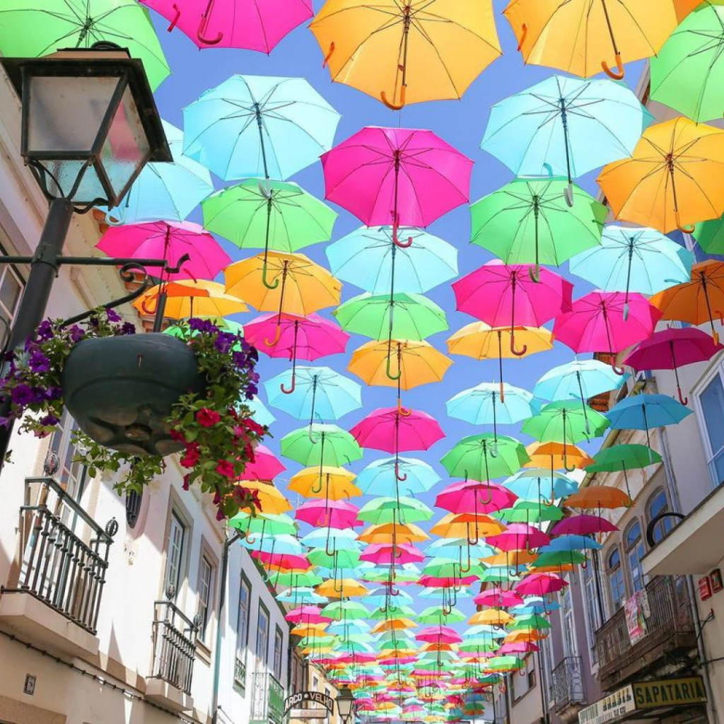 Águeda : la ville portugaise aux parapluies colorés